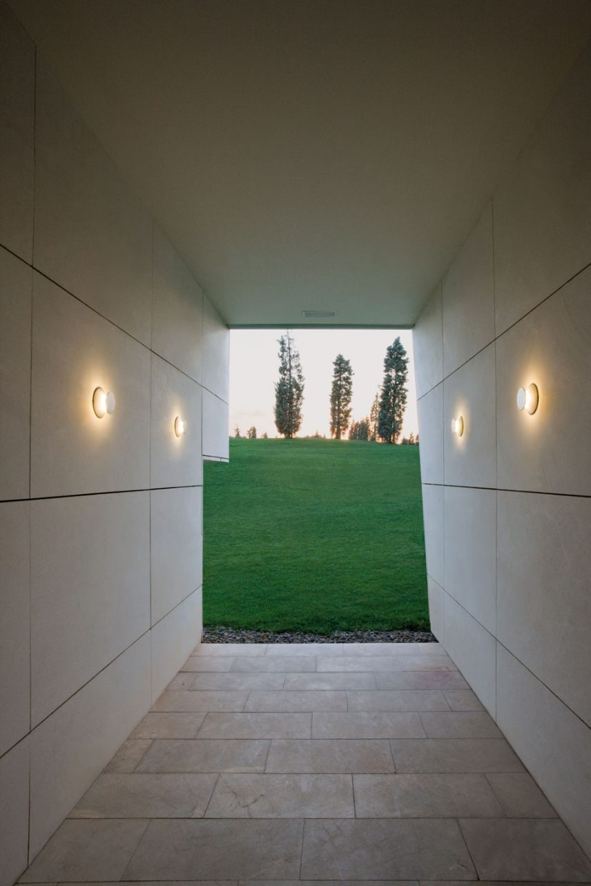 Lighting the vertical surfaces of outdoor settings | Vibia
