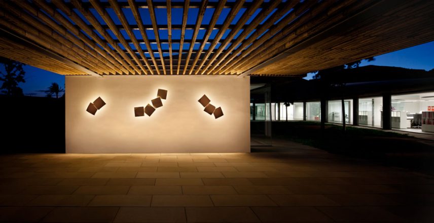 Lighting the vertical surfaces of outdoor settings | Vibia