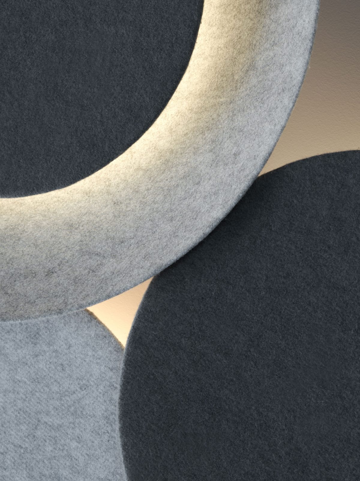 Presentamos el nuevo acabado en fieltro de Puck Wall Art | Vibia