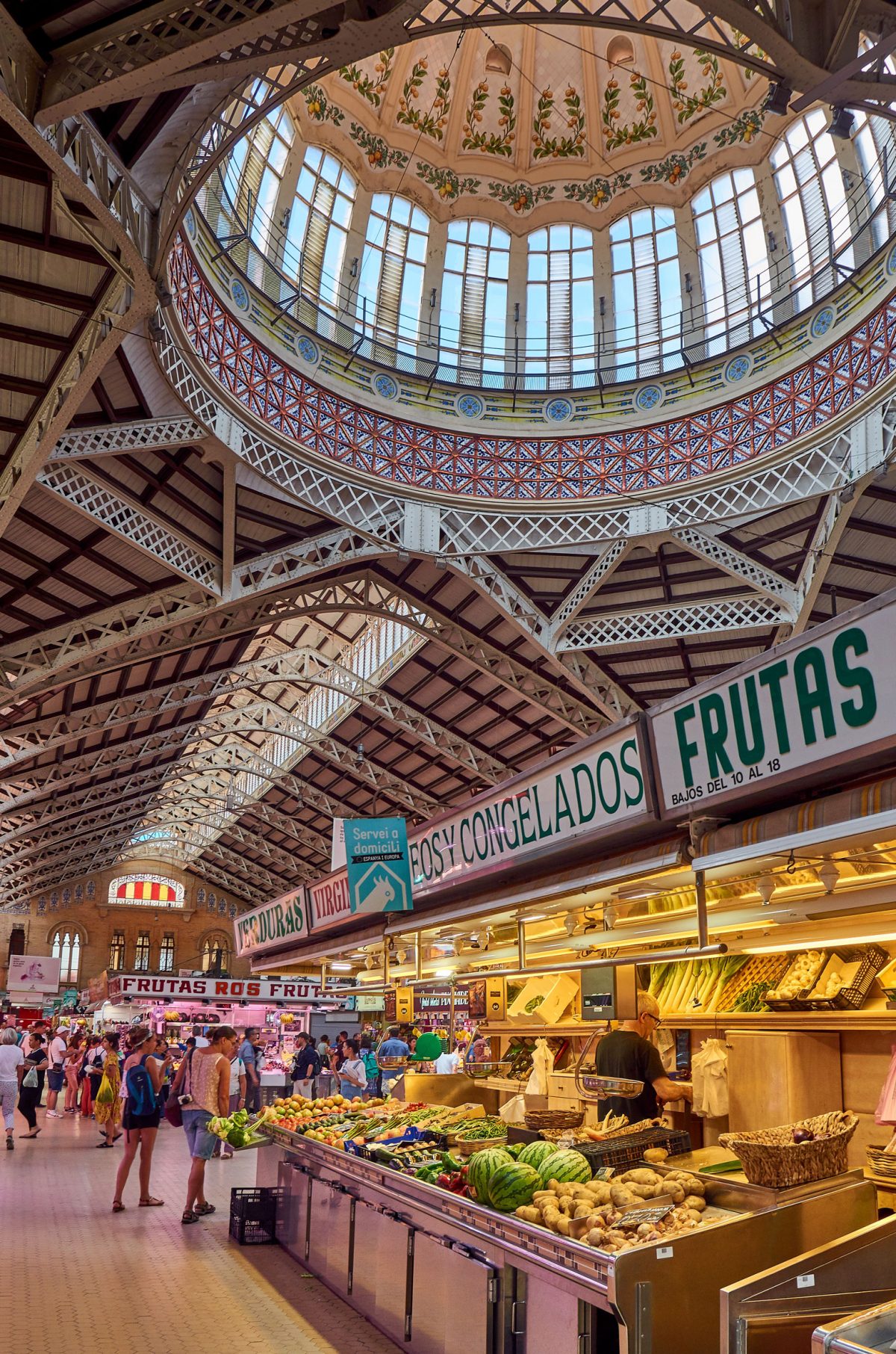 Vibia Brightens Valencia’s Vaqueta Gastro Mercat | Vibia