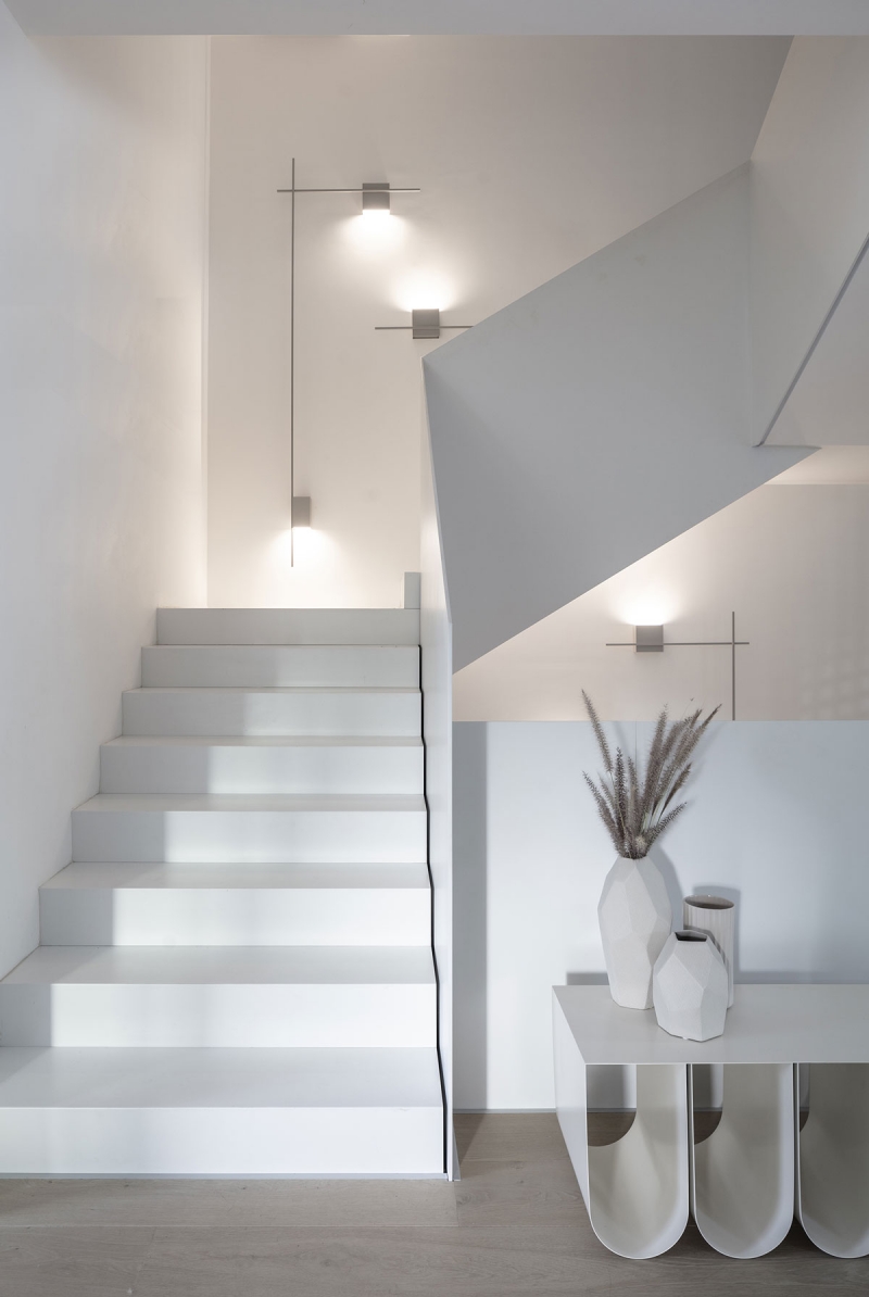 Tel Aviv Designer Selects the Structural Wall Lamp for a Contemporary Residence | Vibia