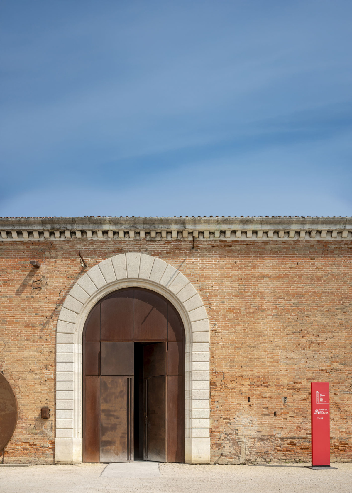 Light, sea and memory: Vibia enhances the architecture of the Venice ...