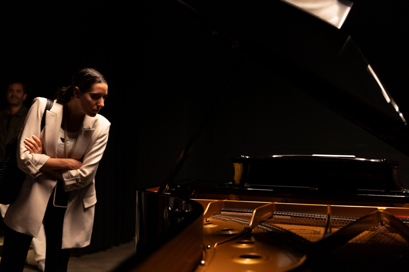 Light as an Emotional Language Accompanies Pianist Hugo Oliveira | Vibia